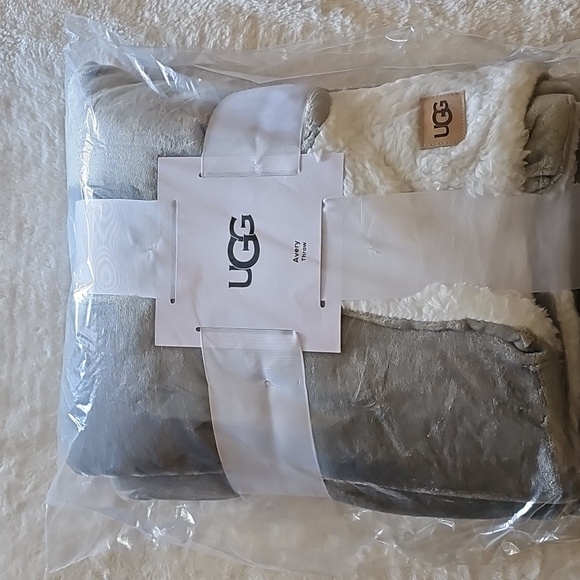 UGG | Bedding | Ugg Avery Plush Throw Blanket Graycream Sherpa 0 ...